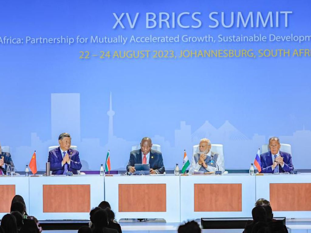 Brics anuncia ampliação do bloco e estudos de moeda comum de pagamentos