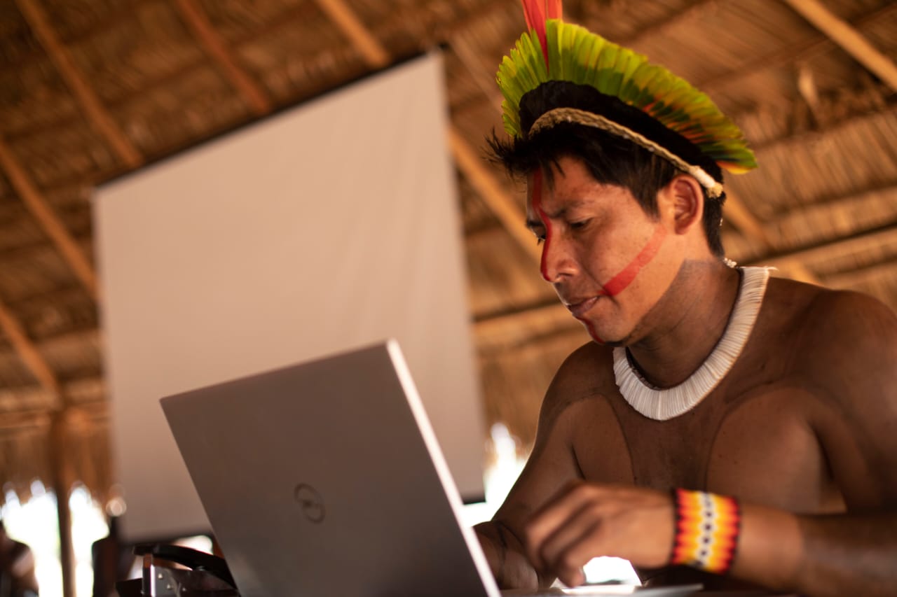 Do papel ao computador: indígena conta como lida com finanças em aldeia