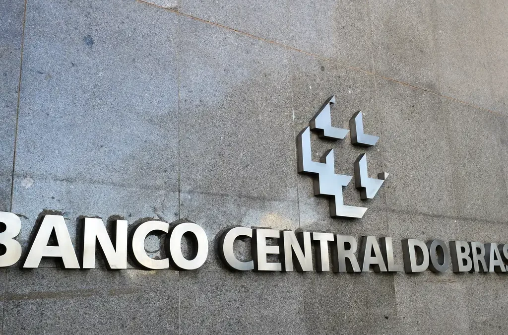 Focus: mercado faz leves ajustes nas projeções de inflação e dólar para ...